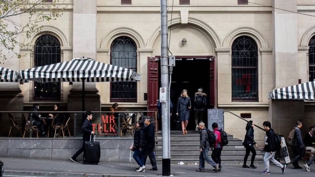 Booklovers push to keep State Library of Victoria cafe independent